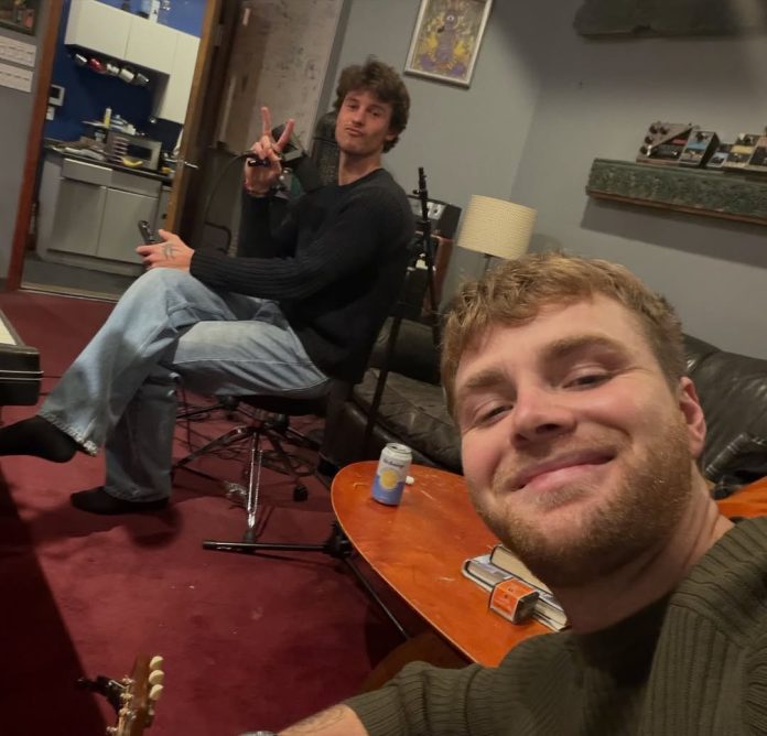 Alex Warren publica foto com Shawn Mendes e acende rumores de parceria ...
